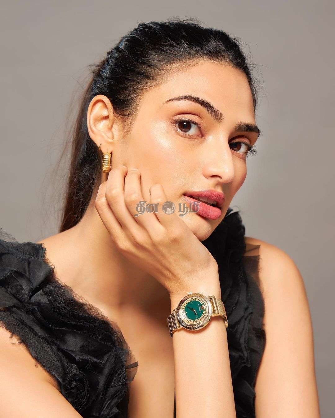 Actress Athiya Shetty Showing Off Her Beautiful Watch | தின பூமி